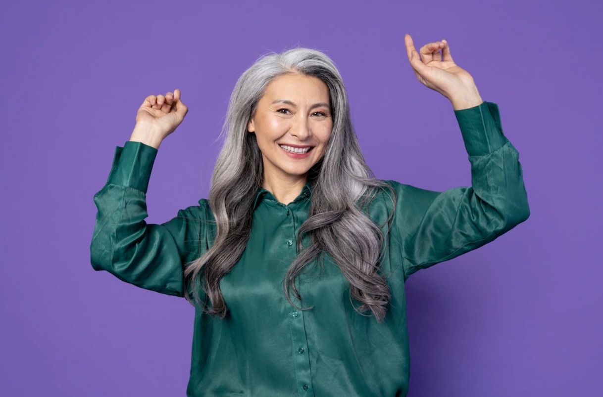 Graue Haare: Ein angesagter Trend für alle Altersgruppen